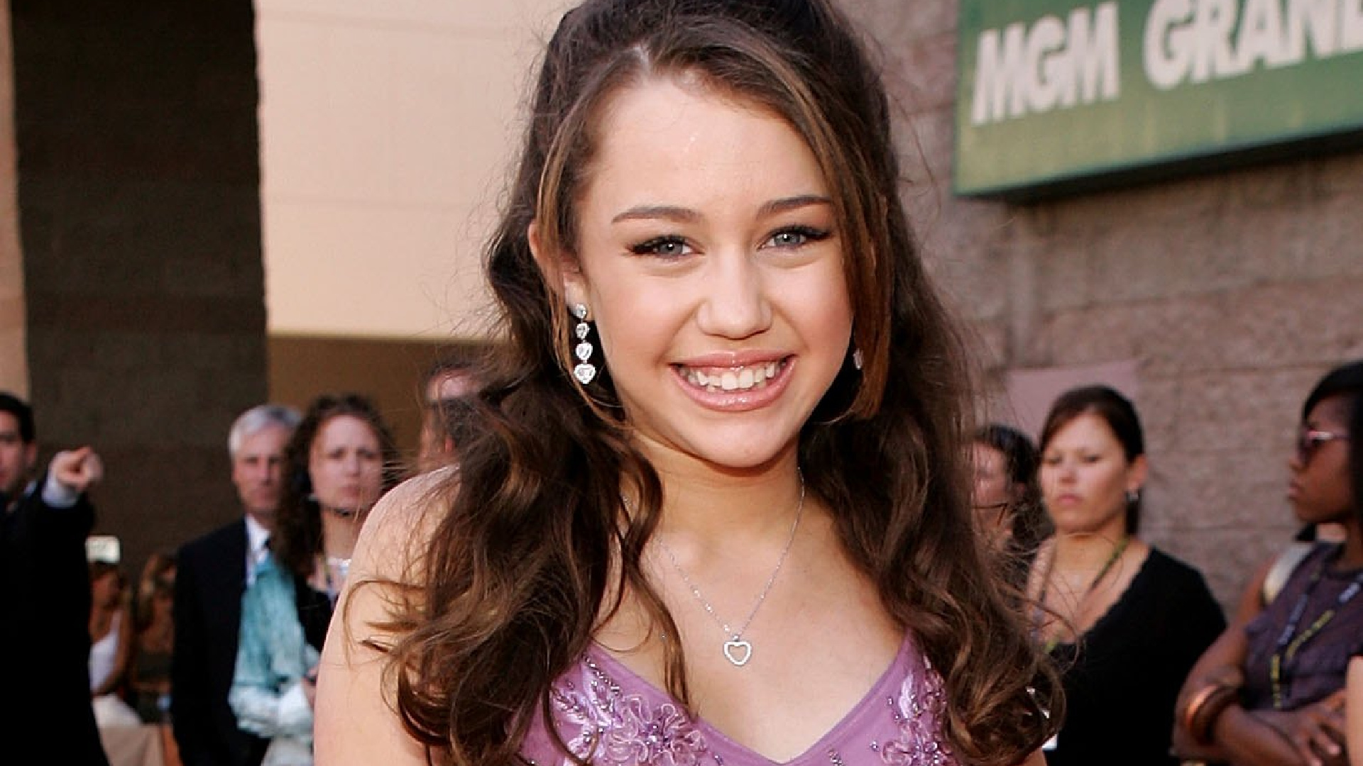 Miley Cyrus in photos: early years and changes over time