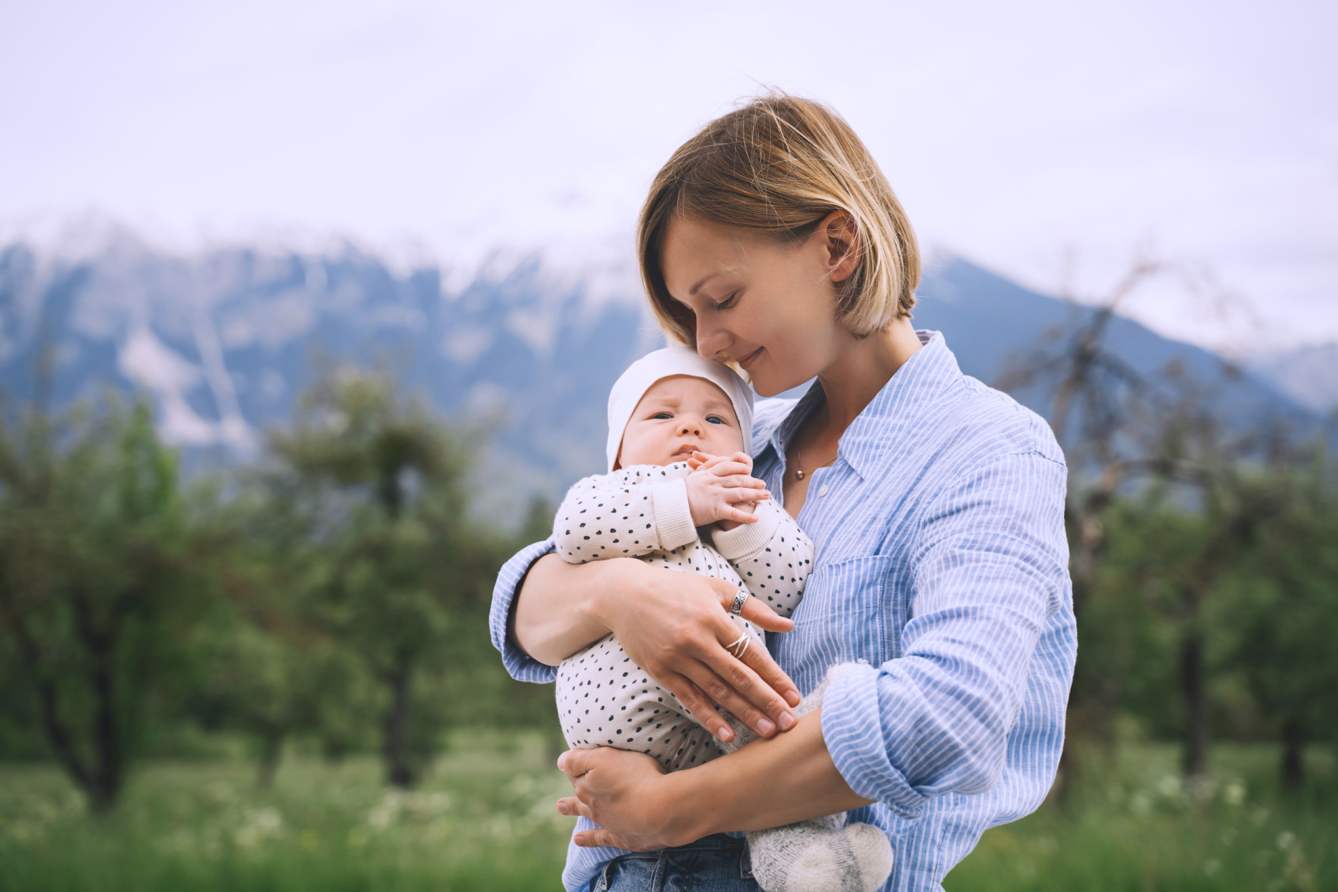 Sanfte Pflege für Mama: Ein Leitfaden für die Zeit nach der Geburt