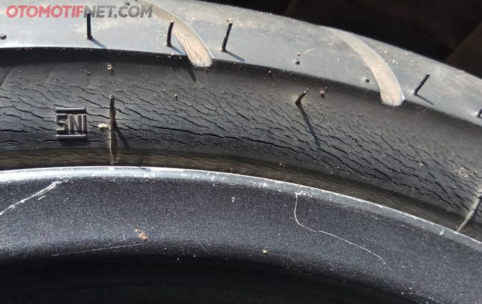 Harus Tahu, Akibat Kesalahan Sepele Ini Ban Motor Bisa Retak