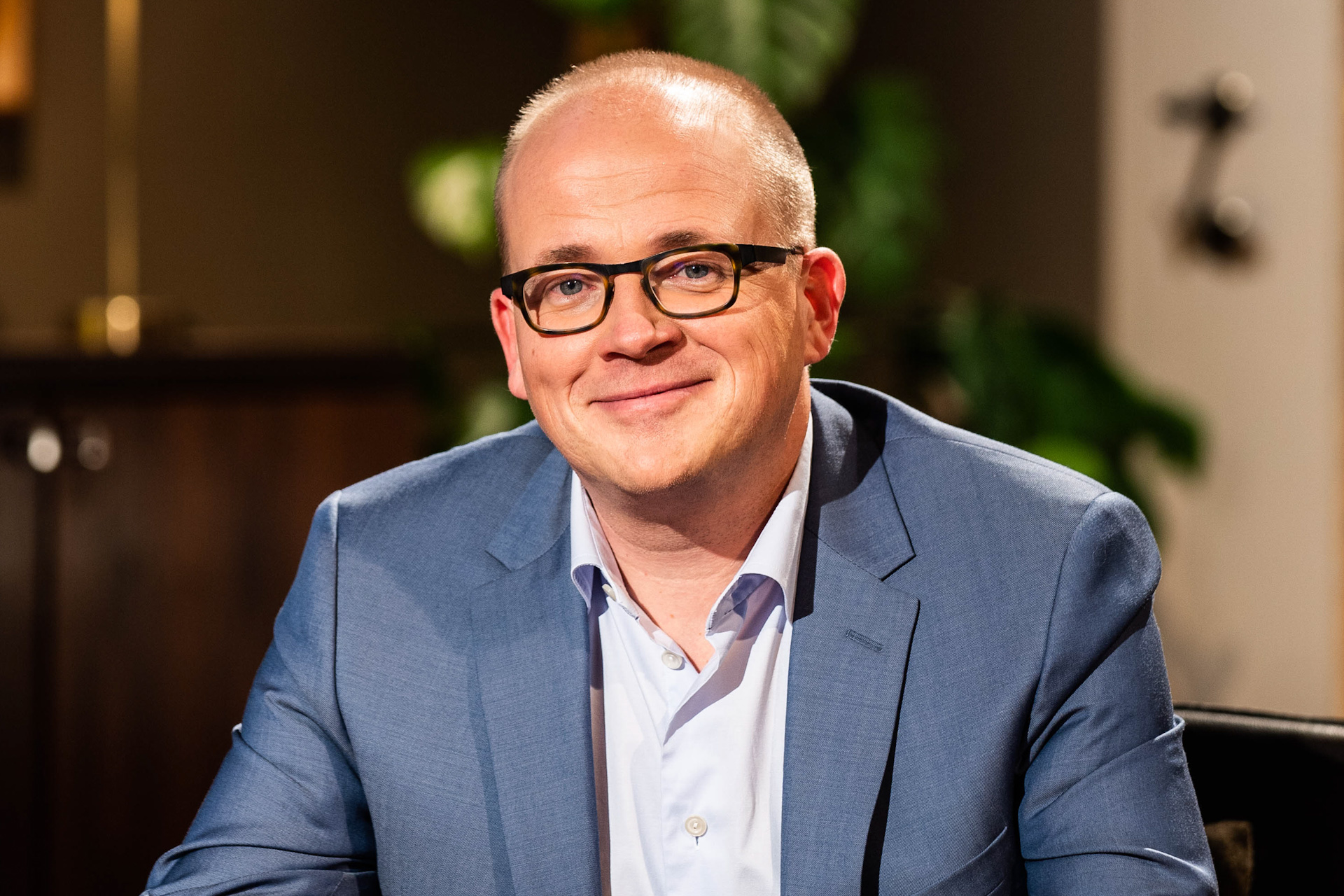 Sven de Leijer steekt Ben Crabbé naar de kroon