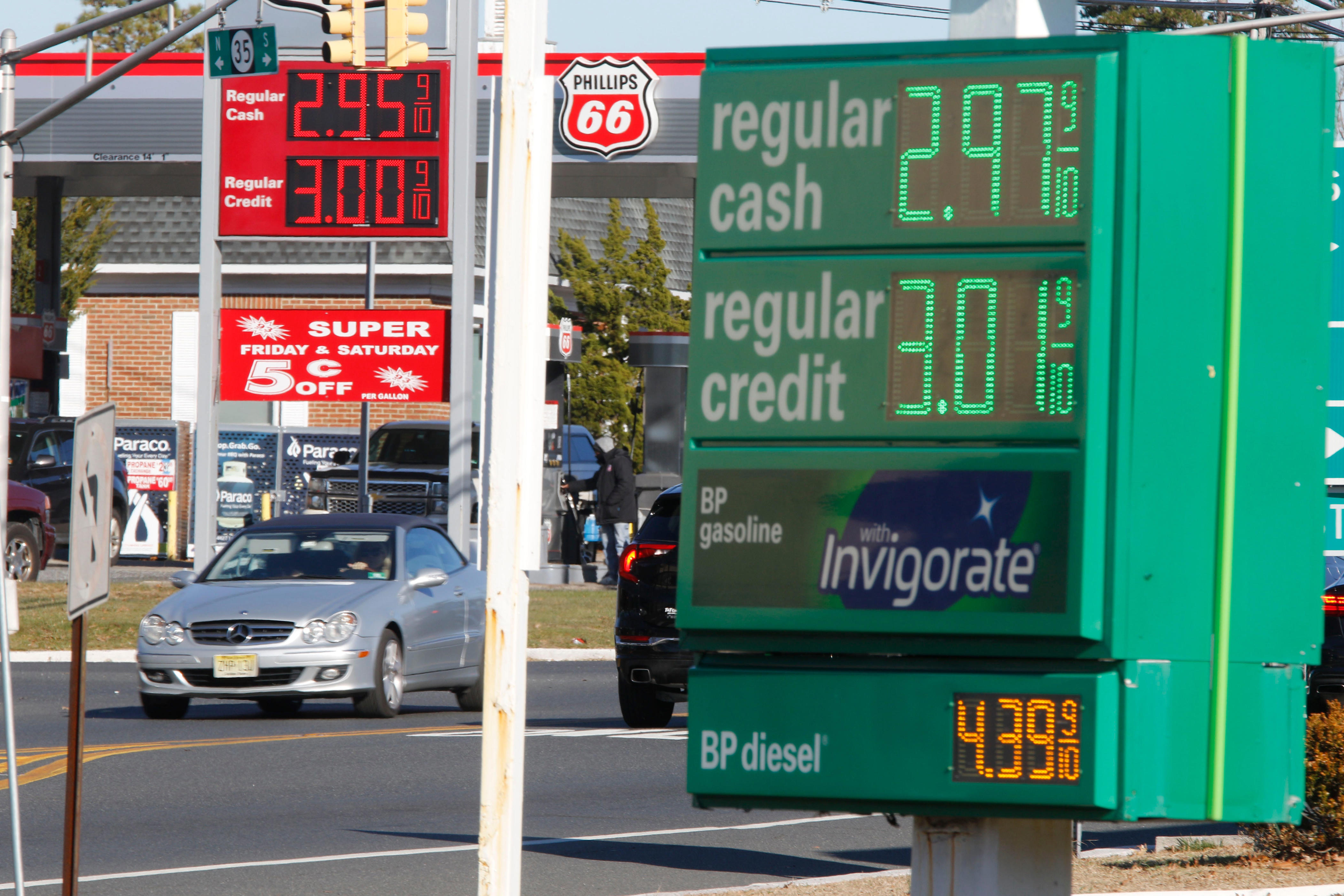 Gas prices in New Jersey tick up despite national dip