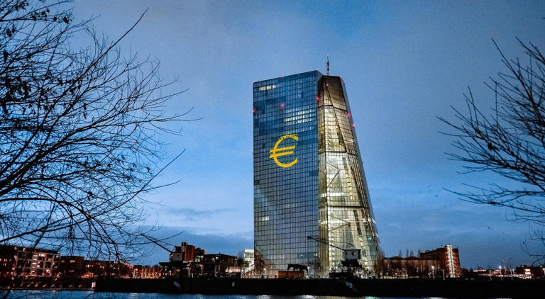 FT: Η ΕΚΤ μπλοκάρει το σχέδιο της ΕΕ για δάνειο 140 δισ. ευρώ προς την ...
