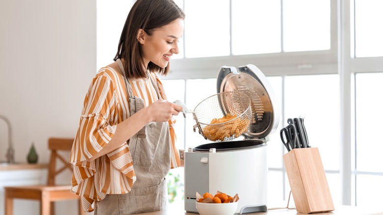 11 Essential Tips You Need When Cooking With A Deep Fryer, According To ...