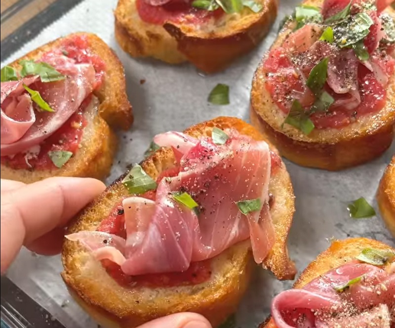 La recette des toasts apéro tomate, jambon italien et basilic ultra rapide