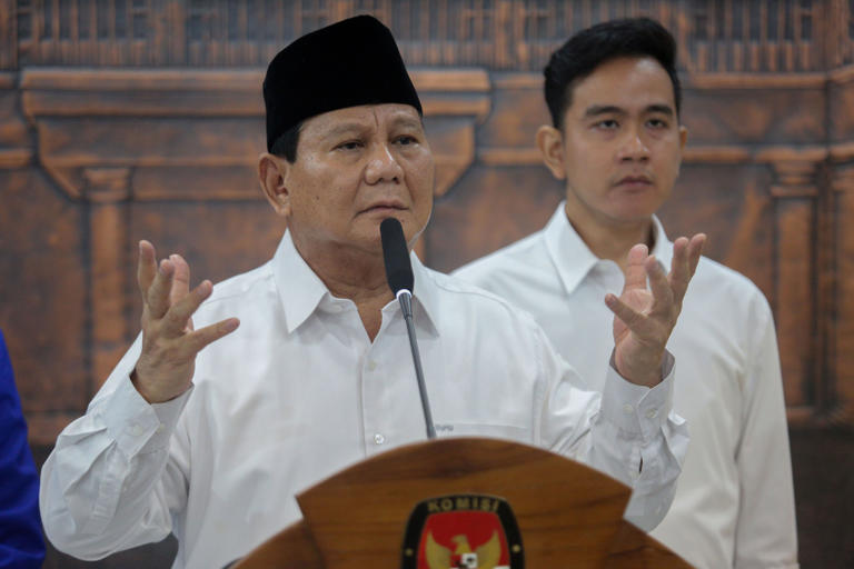 Prabowo akan Ajak Sebagian Menteri Jokowi Masuk Dalam Kabinetnya Prabowo akan Ajak Sebagian Menteri Jokowi Masuk Dalam Kabinetnya