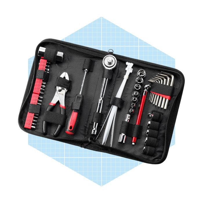 13 Things You Need in Your Winter Car Survival Kit