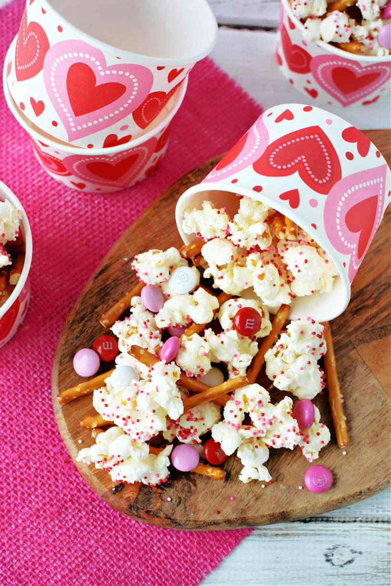 Everyone Loves this Valentine's Day Snack Mix