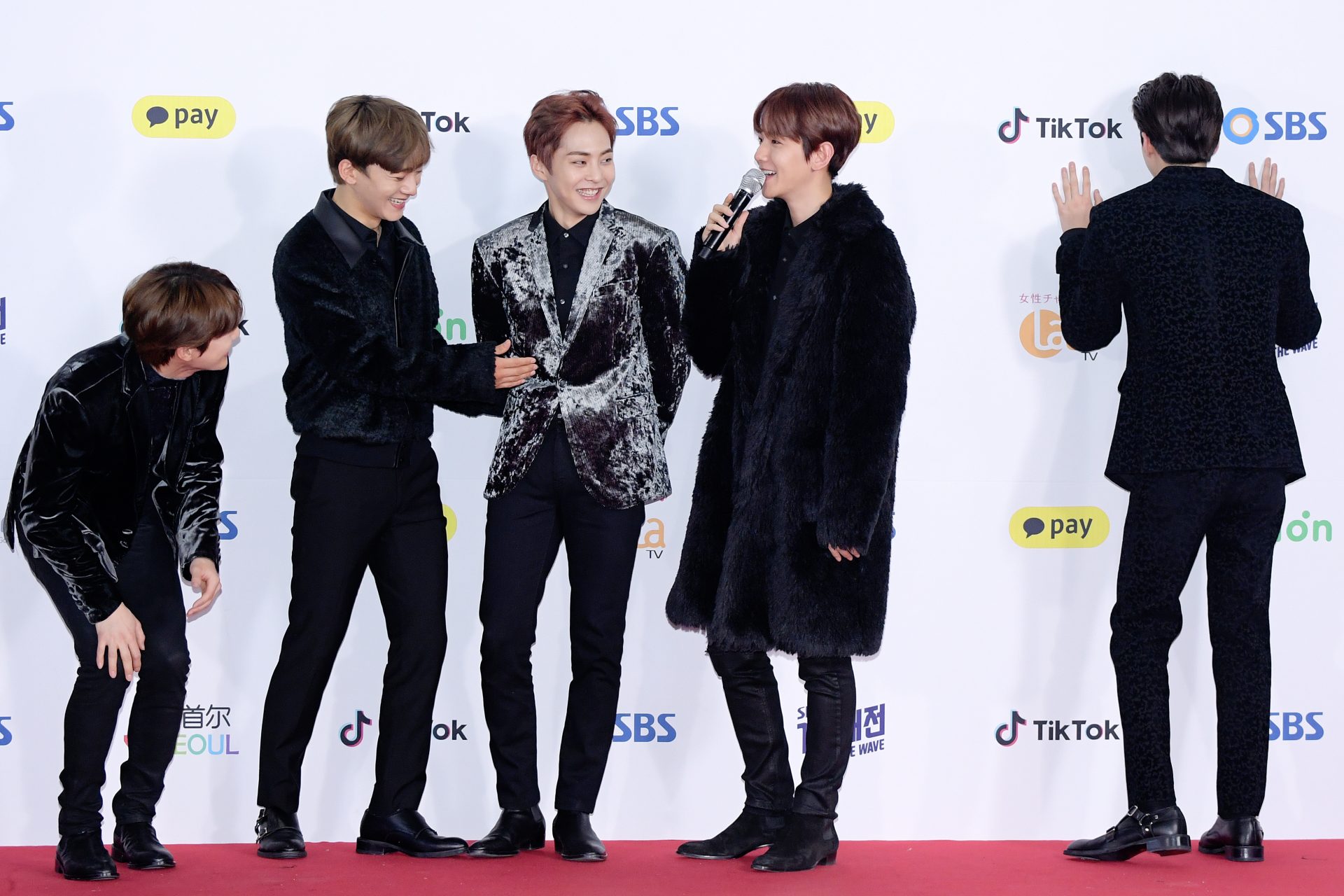 K-pop 'sasaeng' fan culture: terrifying stories about stalking and ...