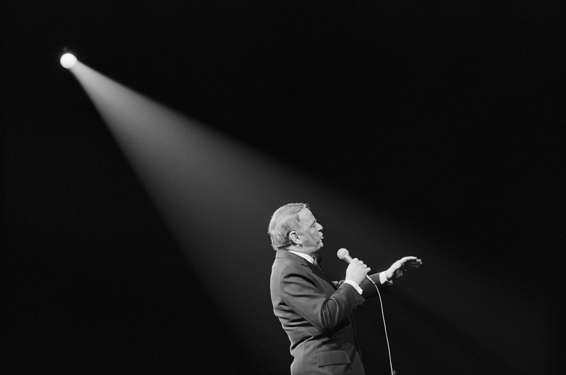 Ol' Blue Eyes: Frank Sinatra behind the scenes