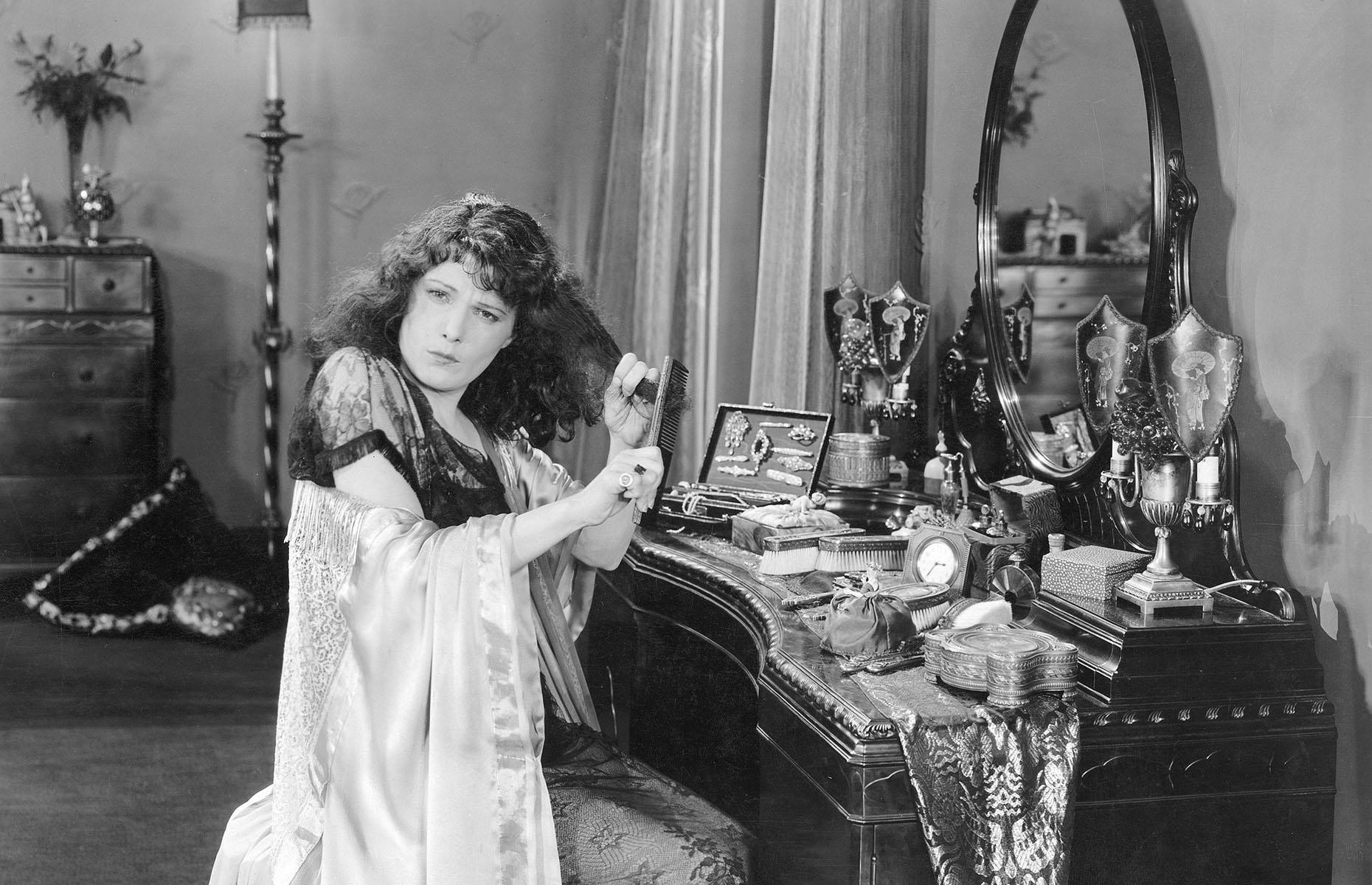 Fascinating photos of what home life looked like 100 years ago