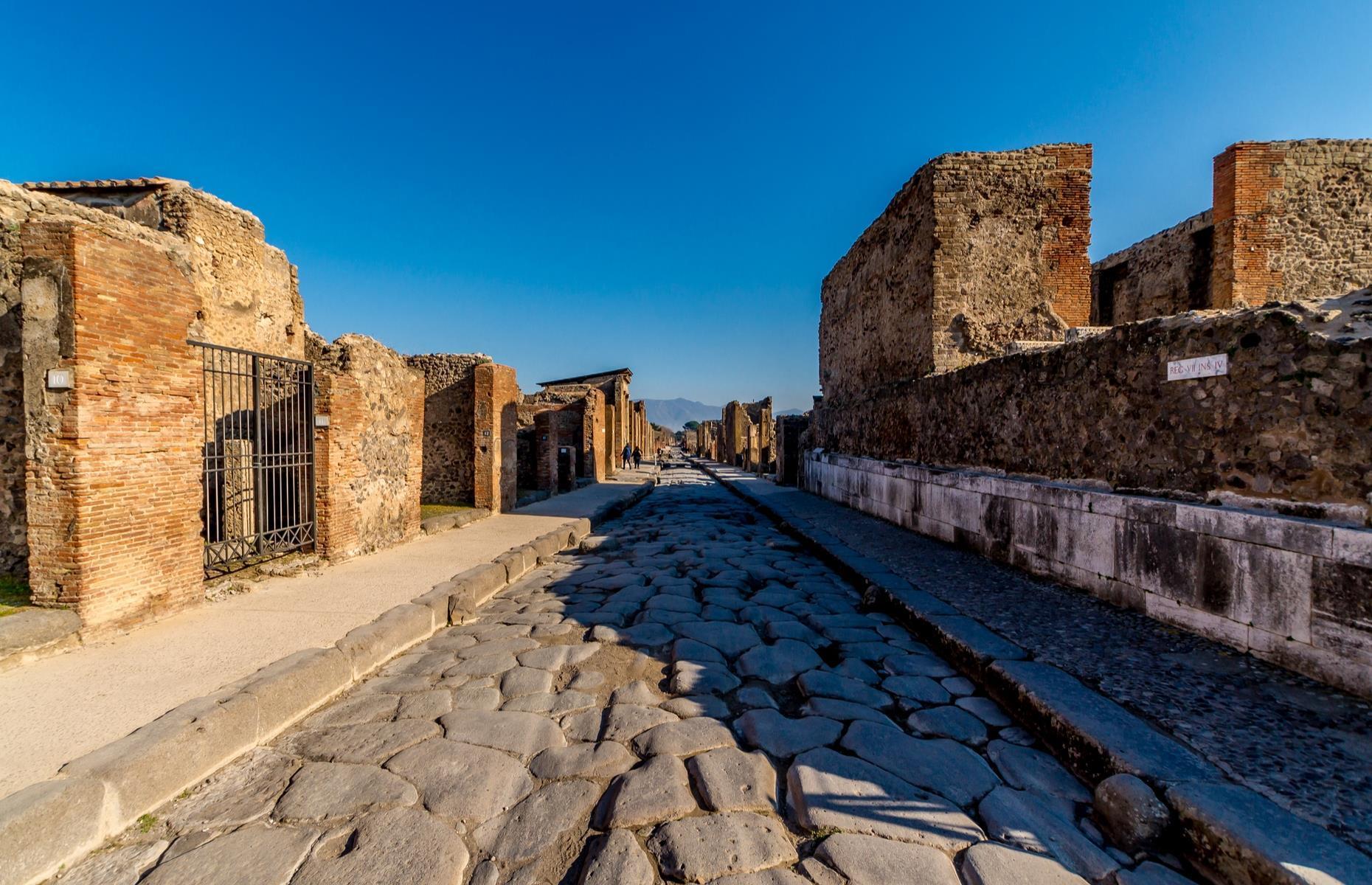 Experts reveal the 30 greatest archaeological discoveries