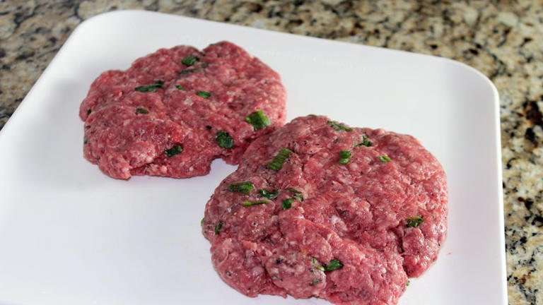 Wrapping A Burger In Lettuce Is A Great Alternative For A Bun If ...