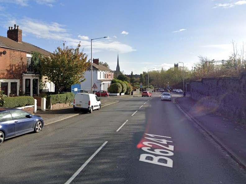 Crash closes Tulketh Brow in Preston as police urge motorists to avoid ...