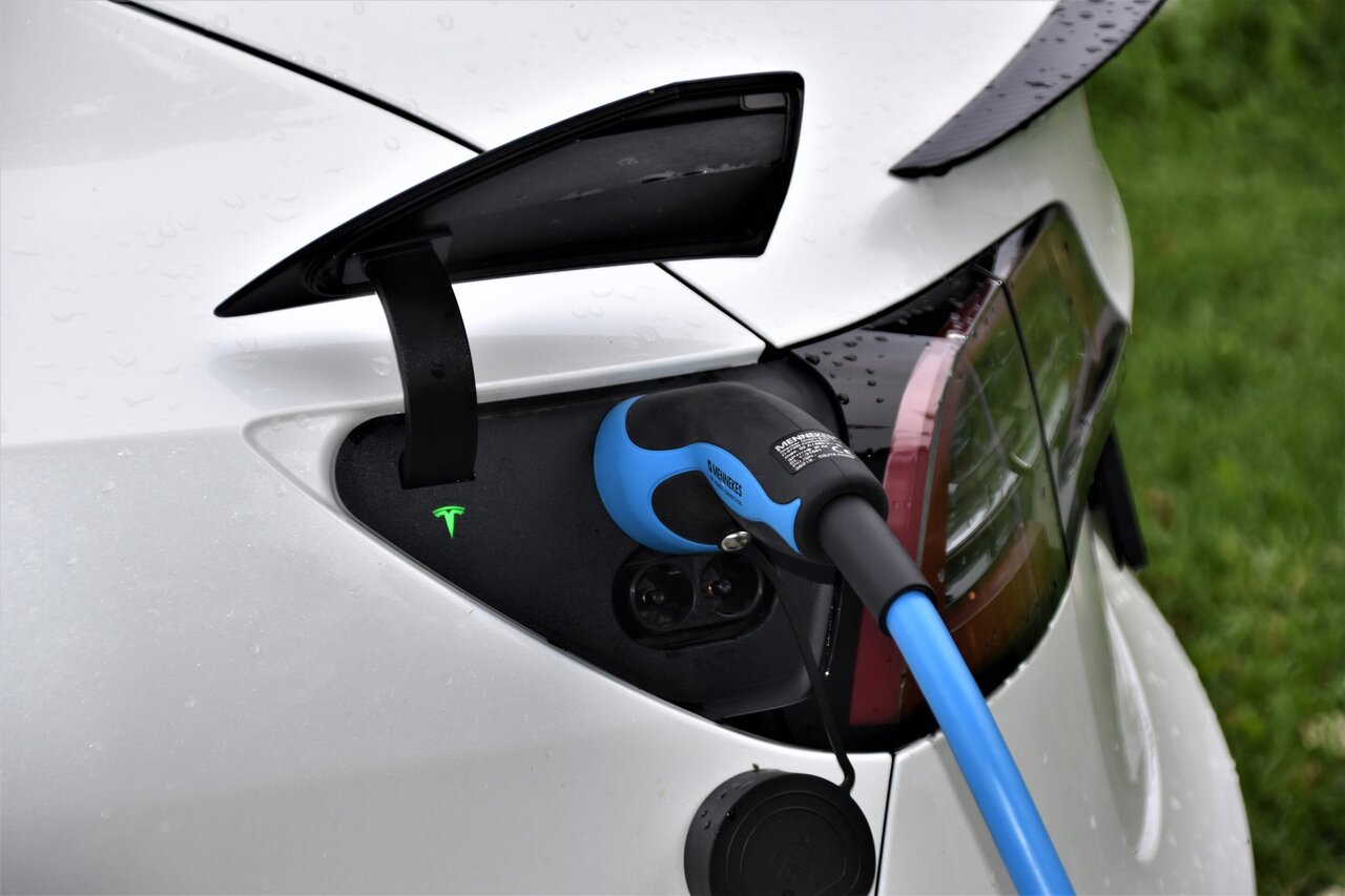 Research shows signs of 'tipping point' for electric vehicles in UK ...