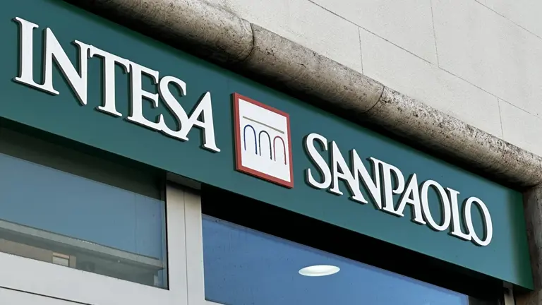 Intesa Sanpaolo completa la fusione di First Bank in Intesa Sanpaolo ...