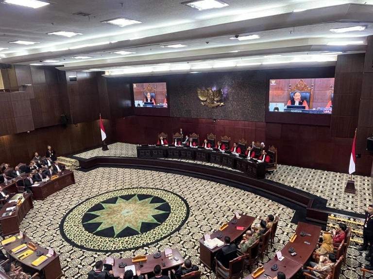 Wakil Ketua MK Sindir DPR dalam Sidang Putusan PHPU Wakil Ketua MK Sindir DPR dalam Sidang Putusan PHPU