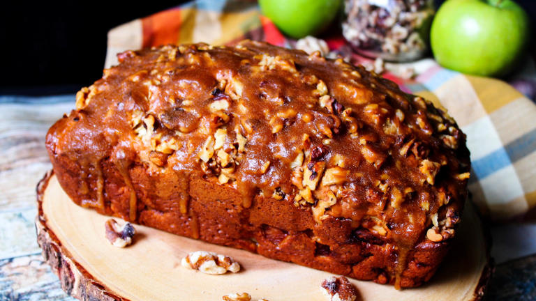 Wow, this simple praline apple bread is amazing