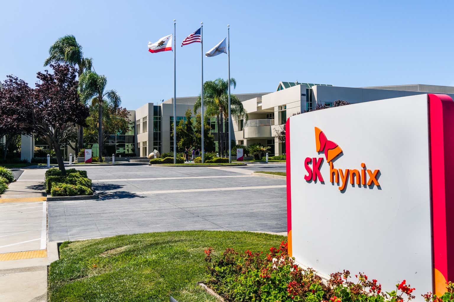 SK Hynix chairman says company will triple wafer capacity by 2034