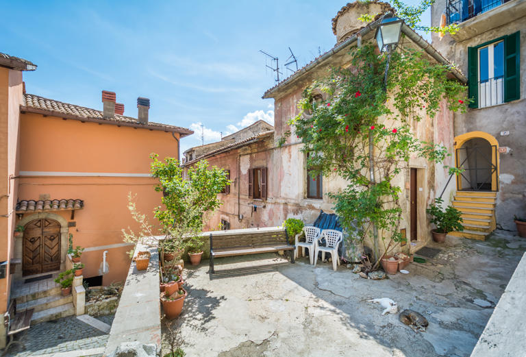 La 'piccola Parigi' a 60 Km da Roma: il piccolo borgo medioevale tanto ...