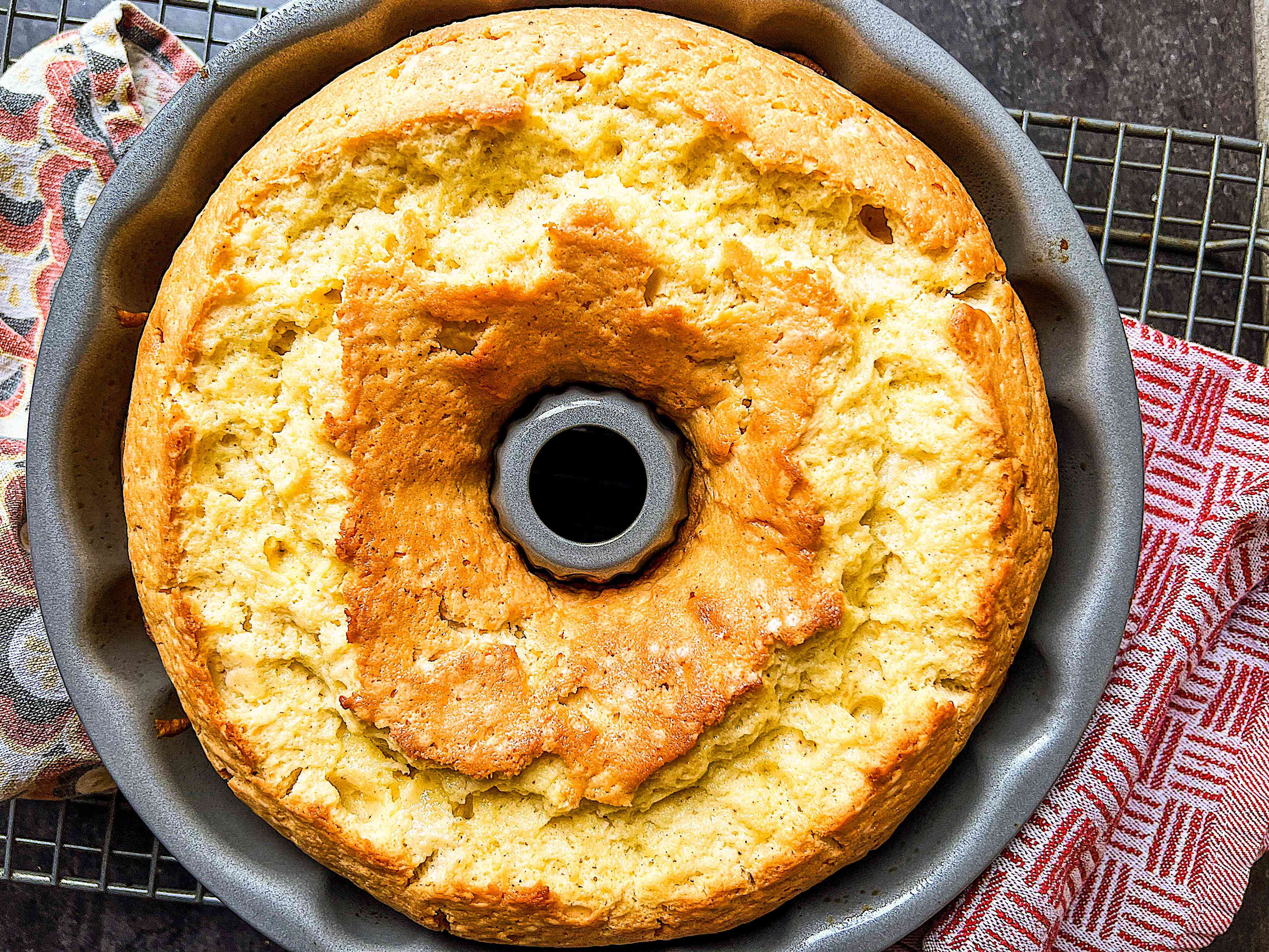 This Retro Reddit Cake Starts With an Unexpected Trick
