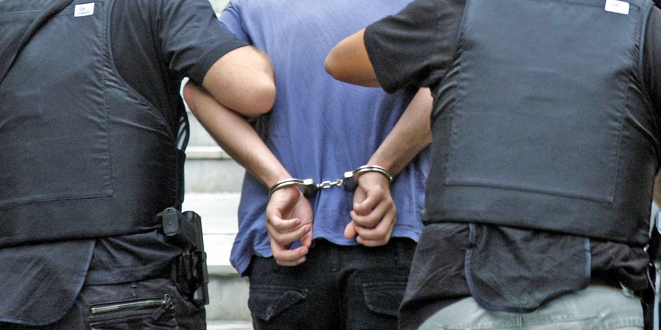 Άγιος Παντελεήμονας: Συνελήφθησαν 25χρονος και 21χρονη με χιλιάδες ...