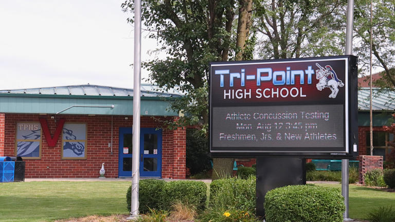 Anonymous bomb threat closes central Illinois schools