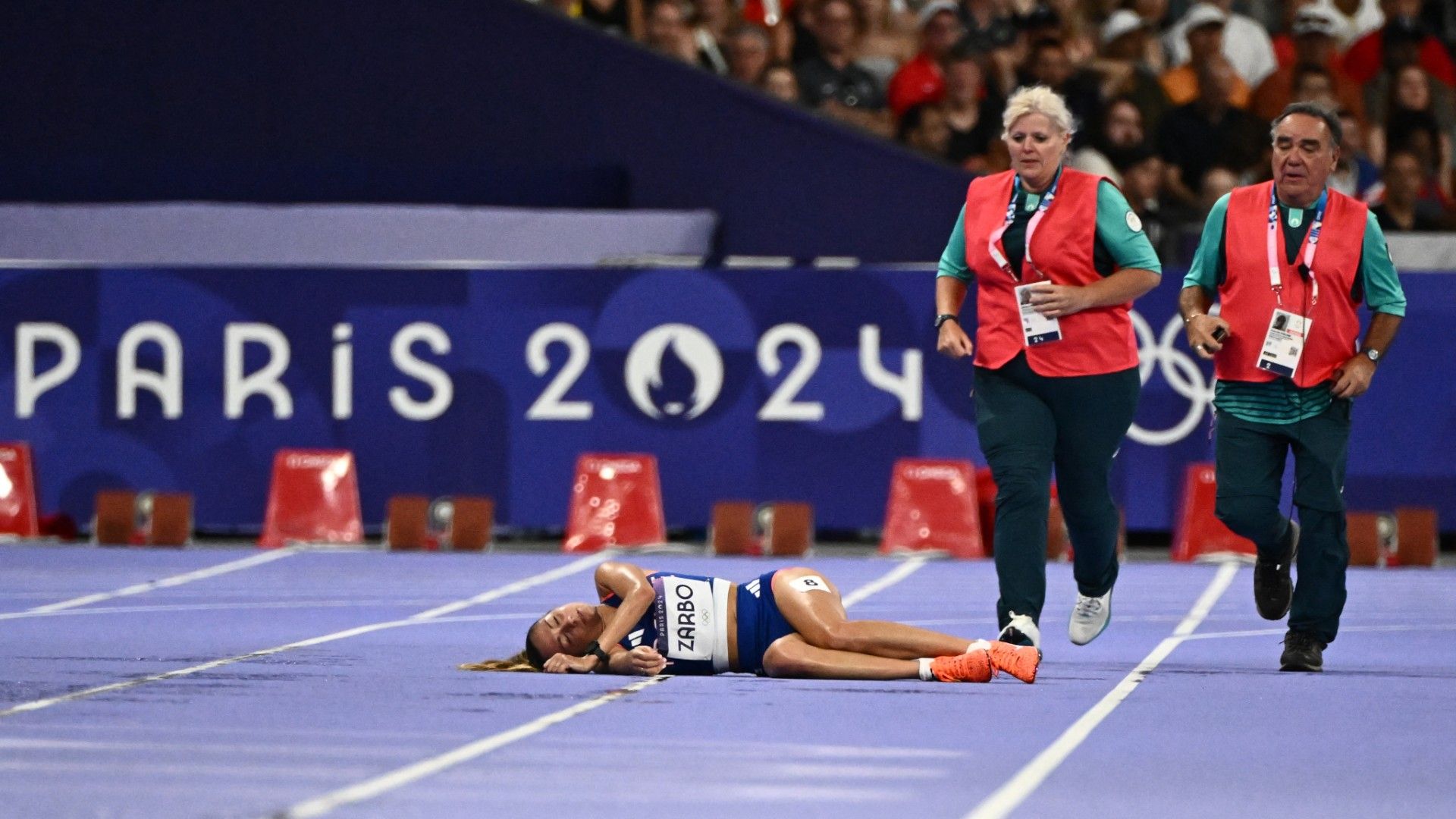 Großer Schreck in Paris: Athletin bricht während des Rennens zusammen ...