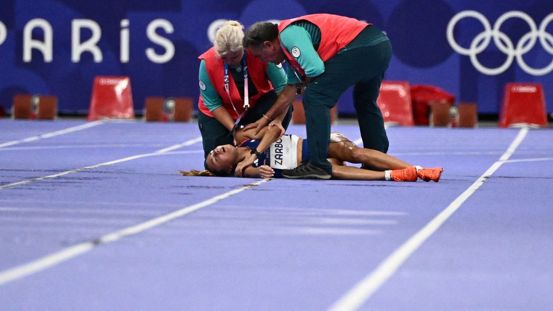 Grosse frayeur à Paris : une athlète s'effondre pendant la course. Les ...