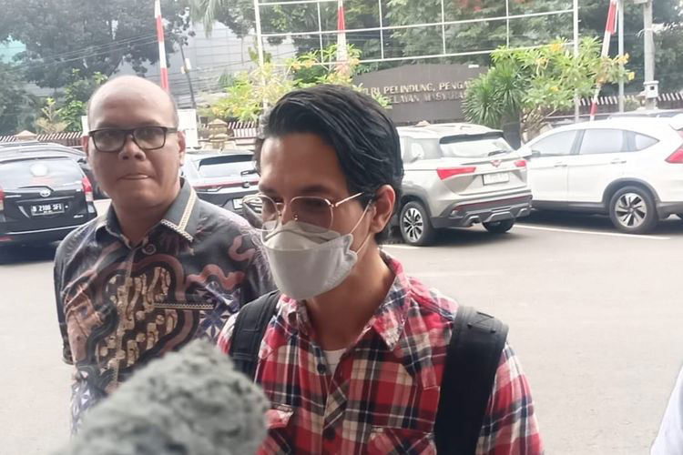 Berdalih Salat, Edward Akbar Lari Usai Jalani Pemeriksaan Polisi ... Berdalih Salat, Edward Akbar Lari Usai Jalani Pemeriksaan Polisi ...