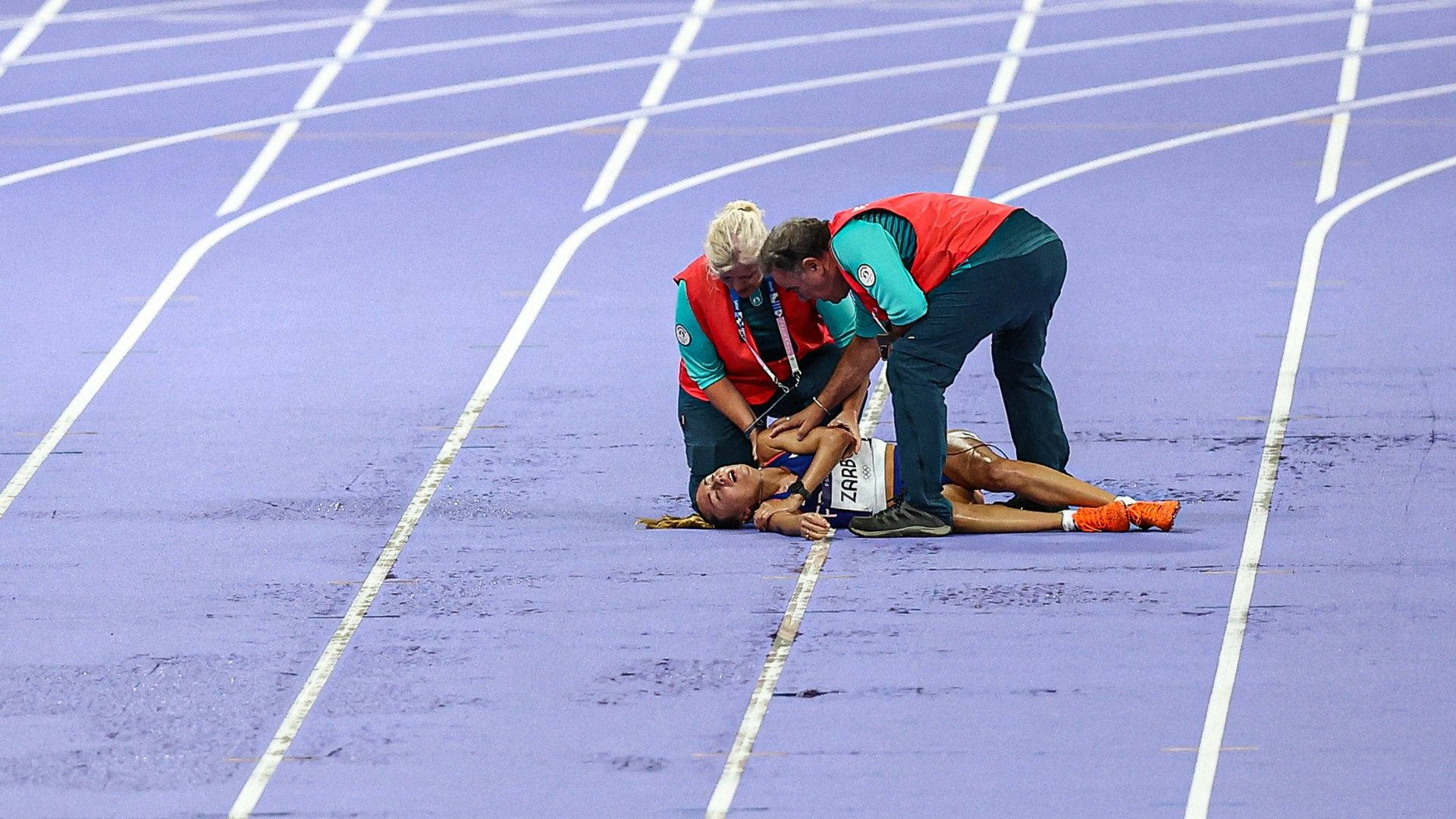 Großer Schreck in Paris: Athletin bricht während des Rennens zusammen ...