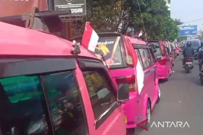 Puluhan Sopir Angkot Sukabumi Mogok Massal, Minta Pemkot Buat Aturan ... Puluhan Sopir Angkot Sukabumi Mogok Massal, Minta Pemkot Buat Aturan ...