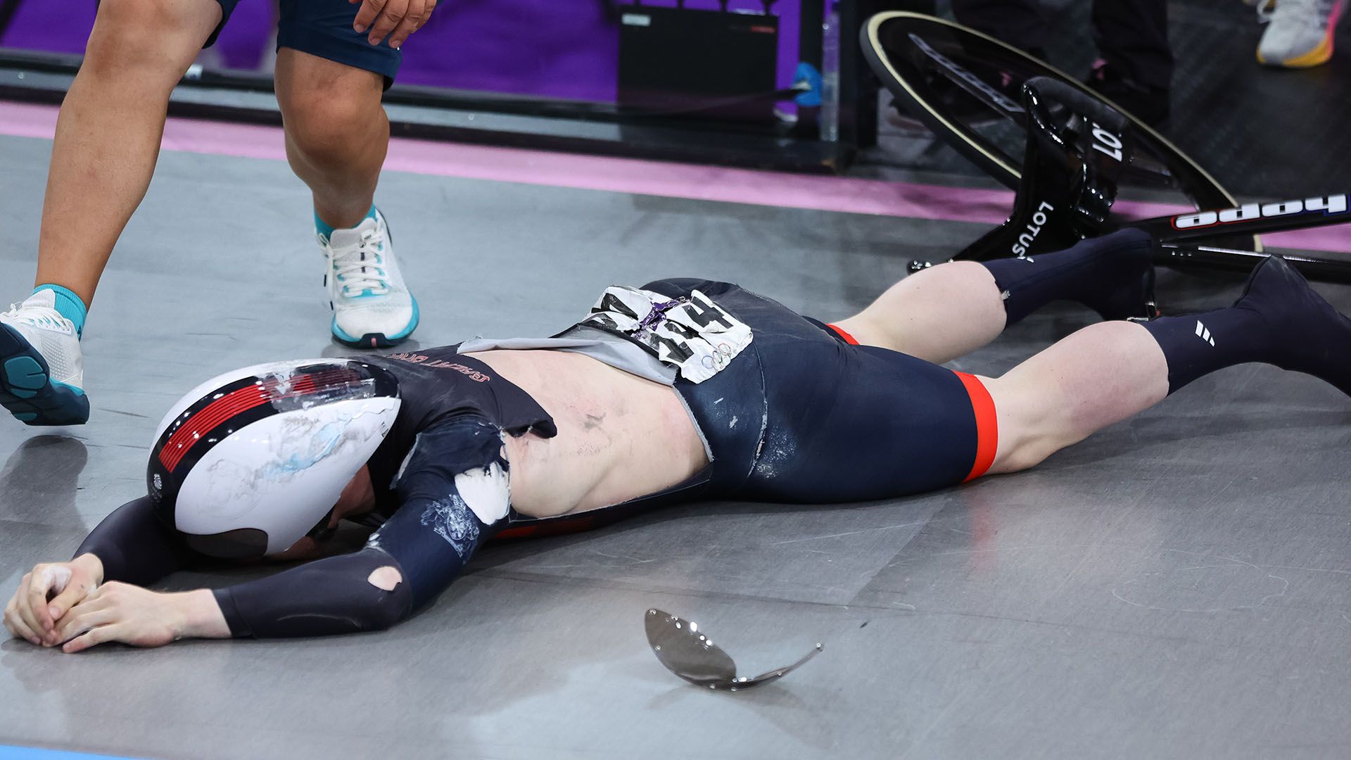 Een wielrenner riskeerde zijn leven: foto's van een enge valpartij