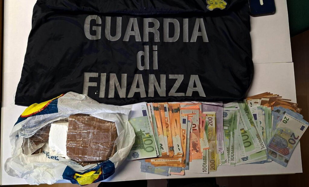 Nell'auto con mezzo chilo di cocaina e quasi 50mila euro in contanti ... Nell'auto con mezzo chilo di cocaina e quasi 50mila euro in contanti ...
