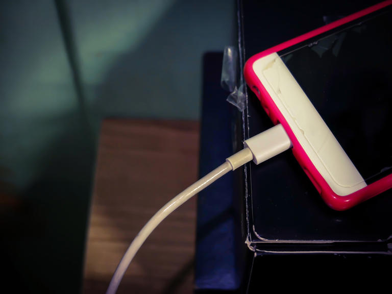 Esta es la forma correcta de cargar el celular para que no se afecte su ...