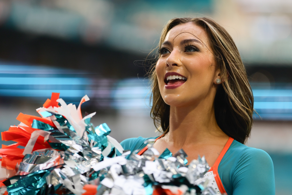 Captivating close-up photos of NFL cheerleaders