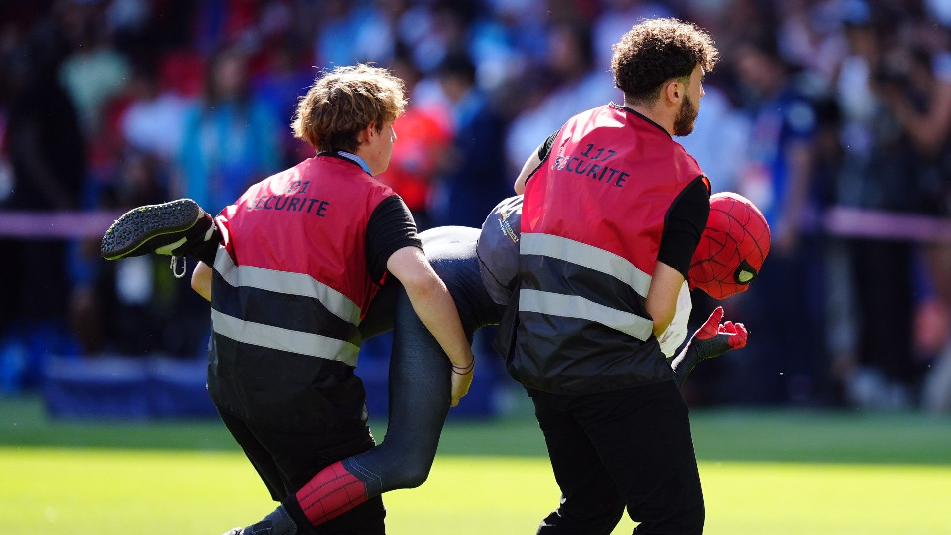 Gemaskerde indringer onderbreekt Parijse finale, afbeeldingen