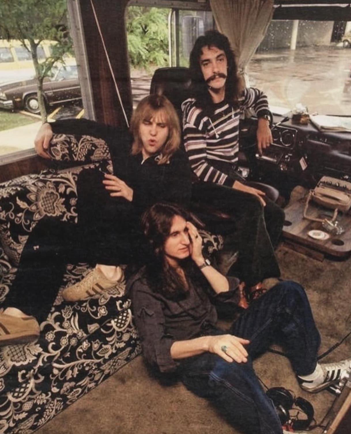 23 Photos of Tour Bus Life For the '70s Biggest Stars