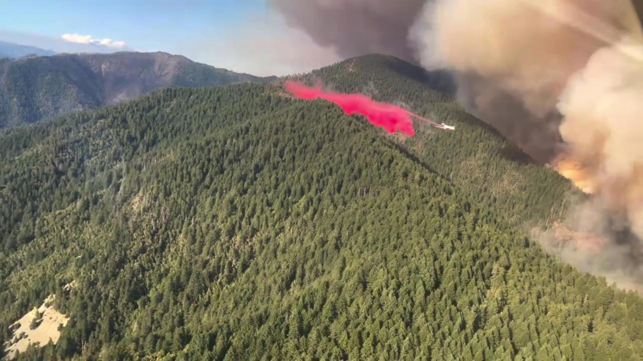Planes dump flame retardant on Boise Fire in California Planes dump flame retardant on Boise Fire in California