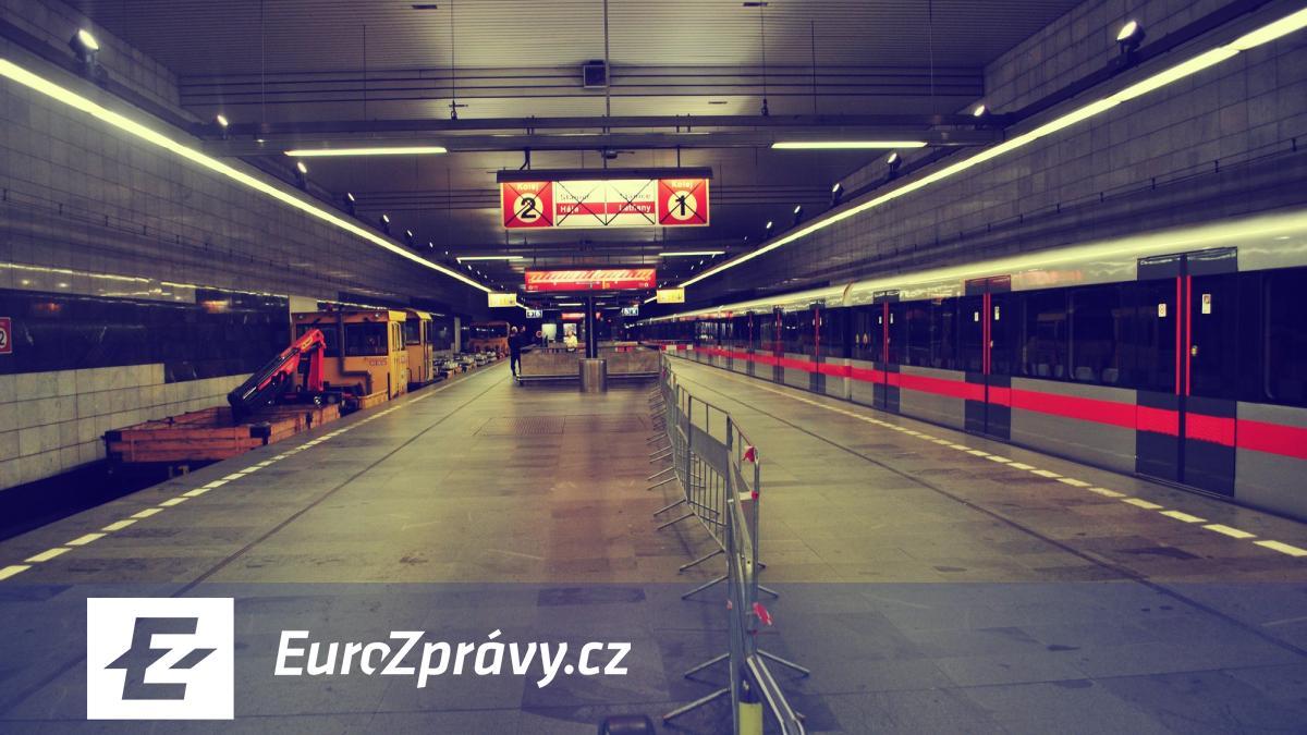 Rusko vyhraje a všichni umřou, řval muž s nožem v metru. Zasahovala policie