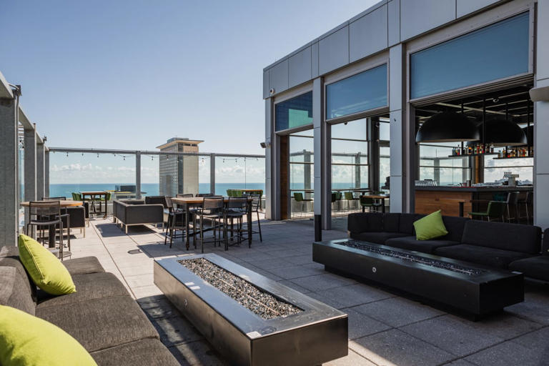 The Best Chicago Rooftops For Eating & Drinking