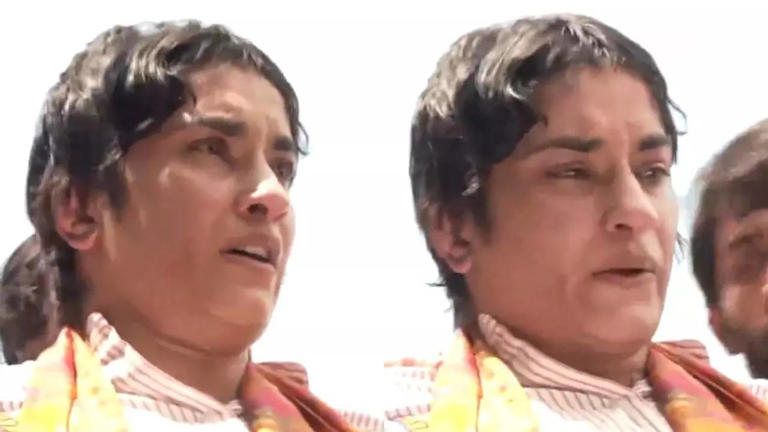 Vinesh Phogat Cries Inconsolably As She Returns To India After Paris ... Vinesh Phogat Cries Inconsolably As She Returns To India After Paris ...