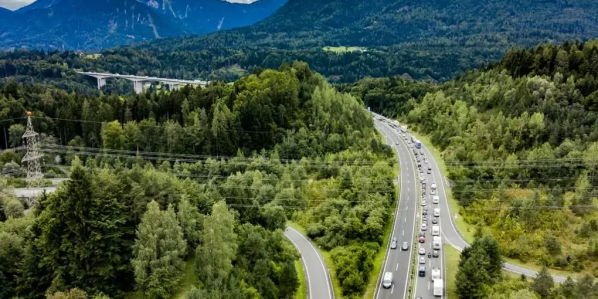 Stau vor dem Karawankentunnel: Zeitverlust von bis zu einer Stunde Stau vor dem Karawankentunnel: Zeitverlust von bis zu einer Stunde