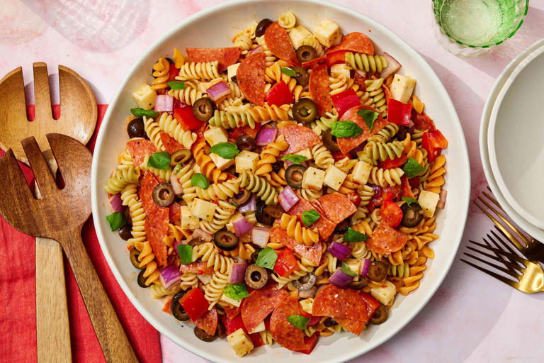 How long does pasta salad last in the fridge?