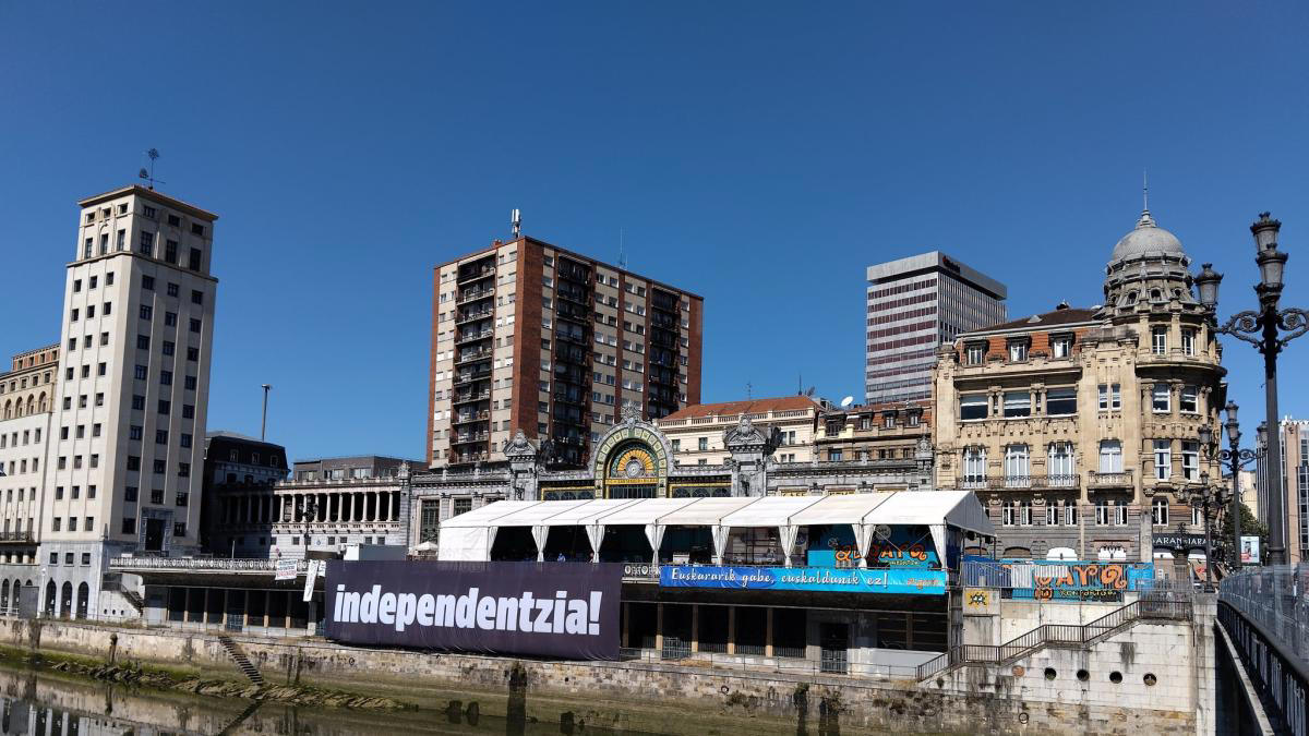 El alcalde de Bilbao ordena quitar una pancarta por los presos etarras ... El alcalde de Bilbao ordena quitar una pancarta por los presos etarras ...