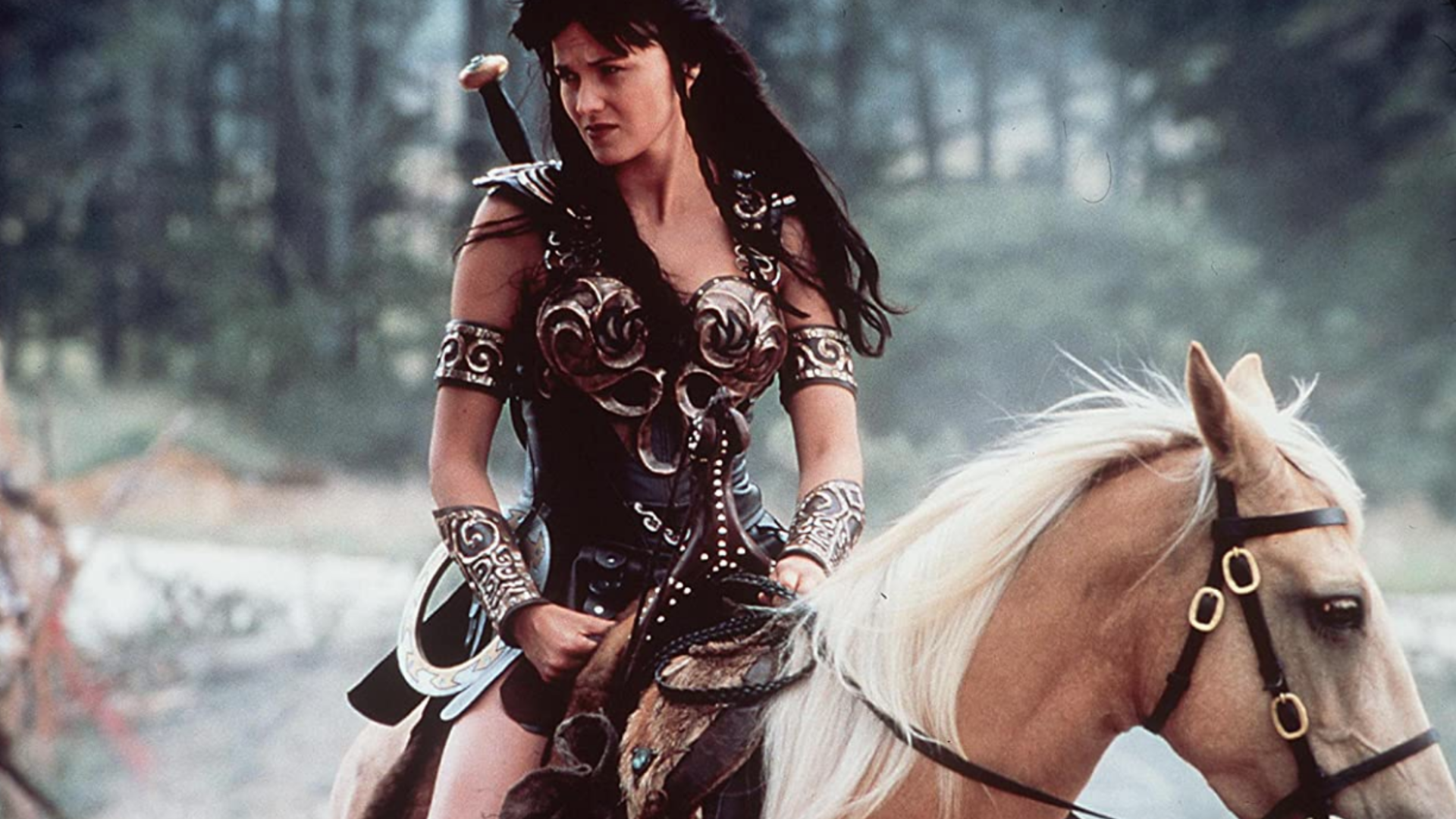 È stata la leggendaria “Xena” della TV: ecco cosa fa oggi Lucy Lawless