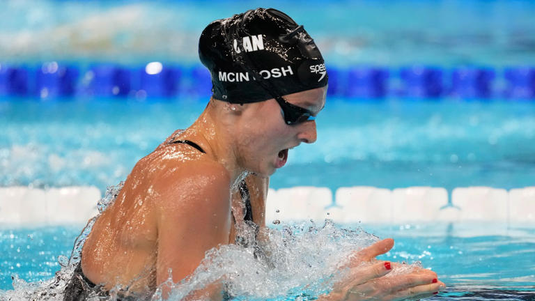Summer McIntosh breaks own 400m IM world record at Canadian Swimming Trials