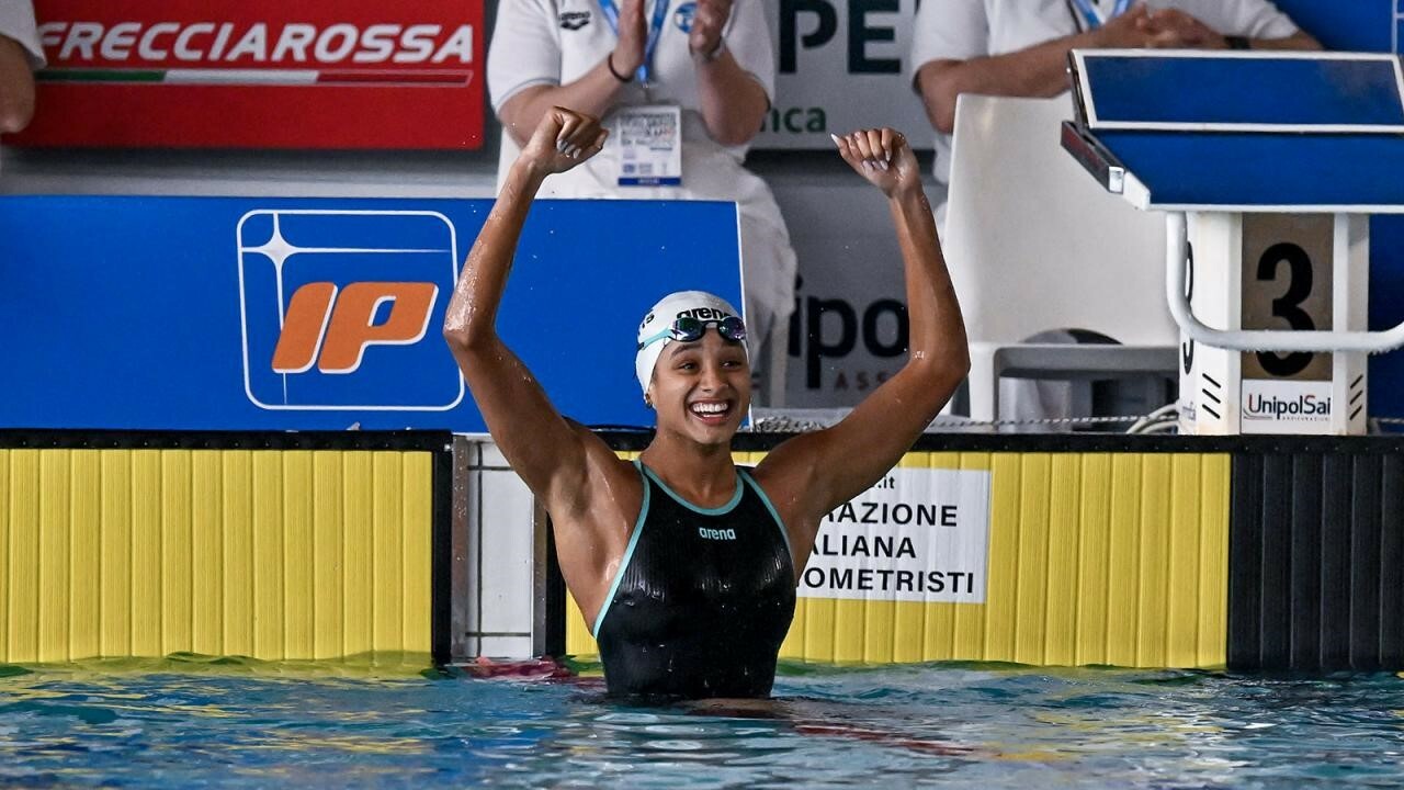 Sara Curtis batte a 18 anni il record di Federica Pellegrini, chi è ...
