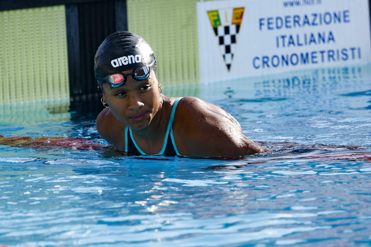 Sara Curtis batte a 18 anni il record di Federica Pellegrini, chi è ...