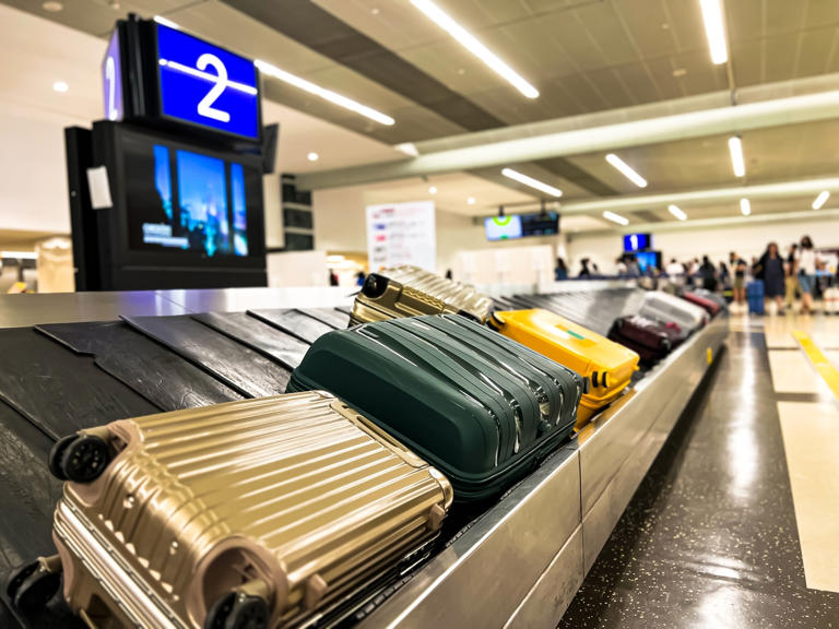 Il suffit de poser cet autocollant sur votre valise pour récupérer ...