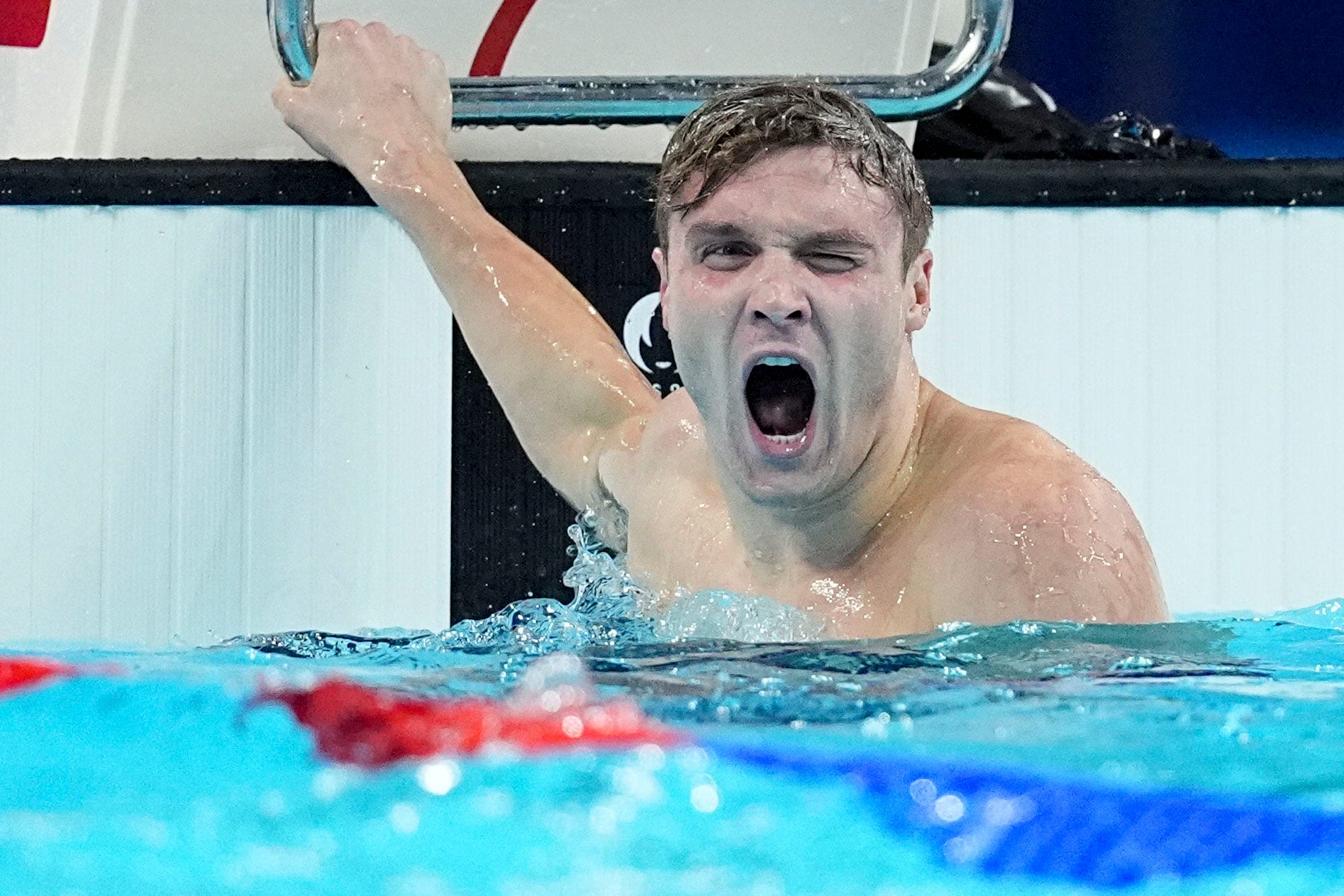 American Bobby Finke defends Olympic gold in swimming's 1,500M, breaks ...